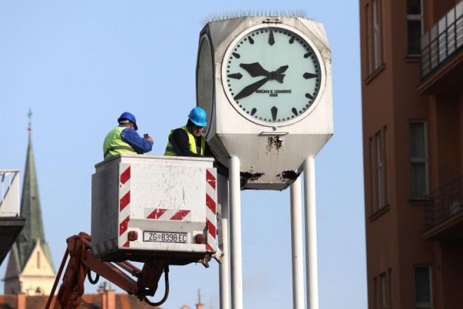 NOVO RUHO: Sat na trgu konačno dočekao obnovu (FOTO) - Zagreb.info