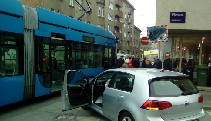 Sudar tramvaja i osobnog automobila na Zapadu grada, sve puno stakla - Zagreb.info