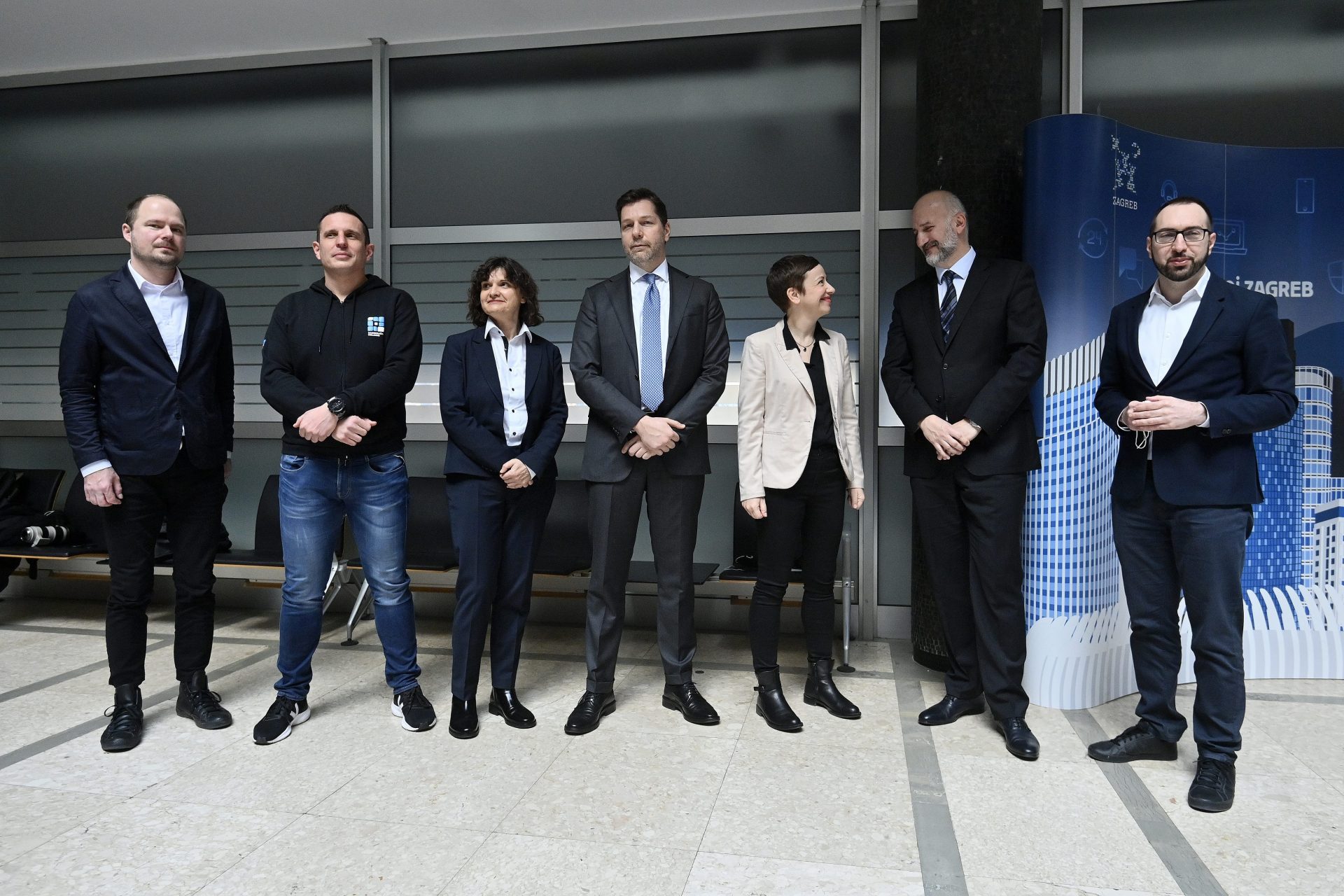 IZ GRADA OBJAVILI: Boris Sesar vozi Teslu u službene svrhe o svom ...